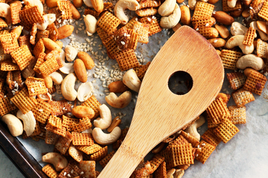 Spicy Sriracha Chex Mix — Holoka Home